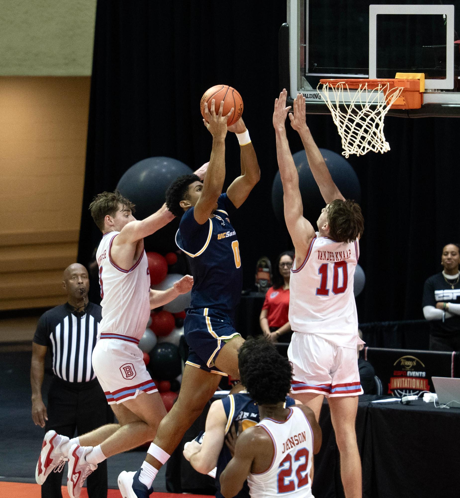 Men’s basketball wins 6th straight, remains undefeated in 87-77 win ...